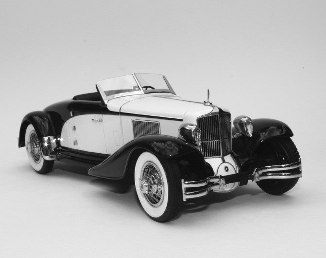 Automodello models Brooks Stevens' L-29 Cord in 1:24 scale